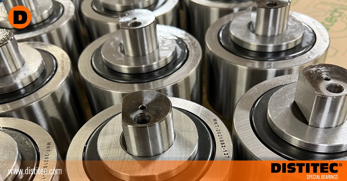 Back up rollers with cylindrical outer profiling and with pin